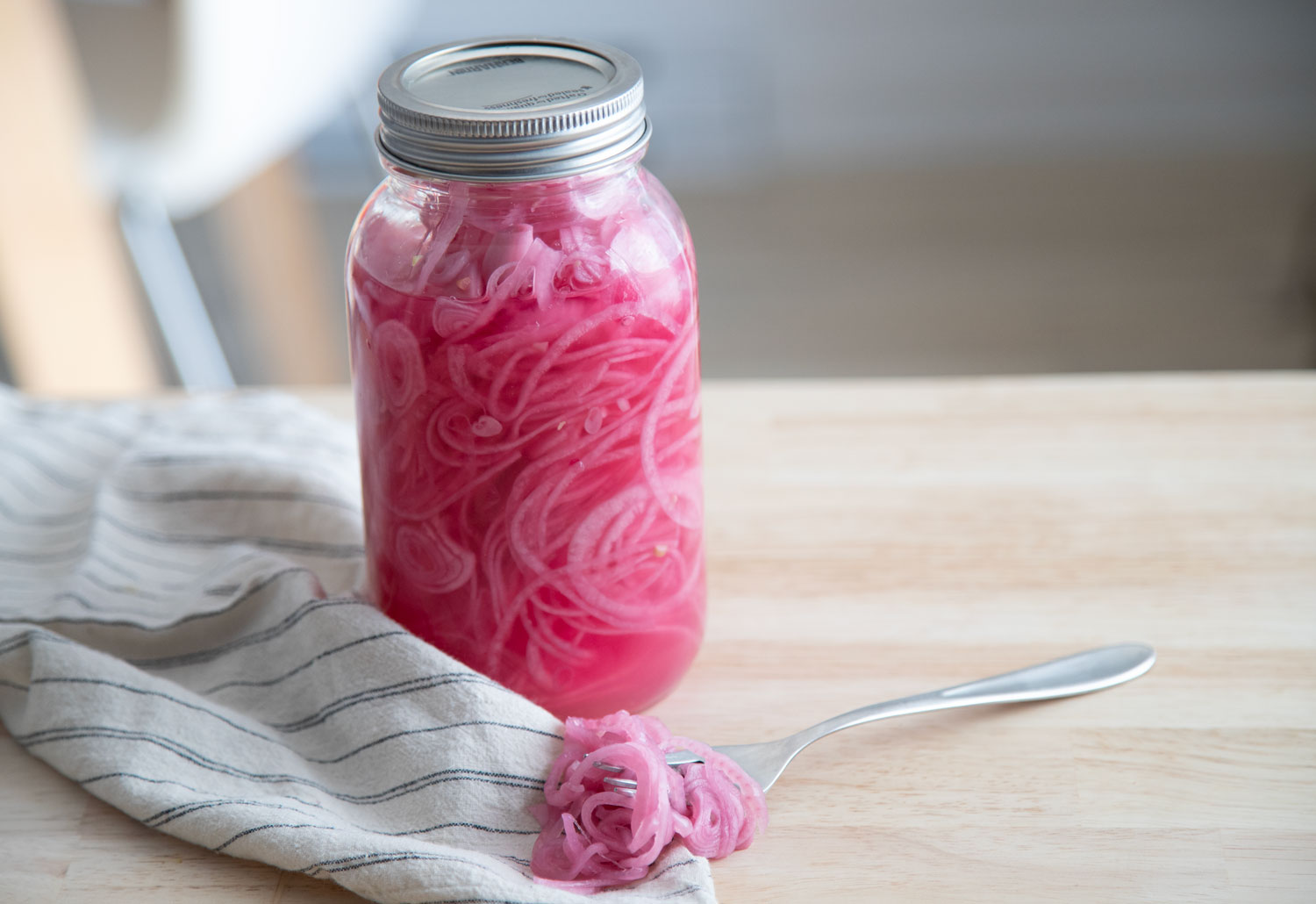 Oignons marinés : recette parfaite pour vos sandwichs, salades et bols ...